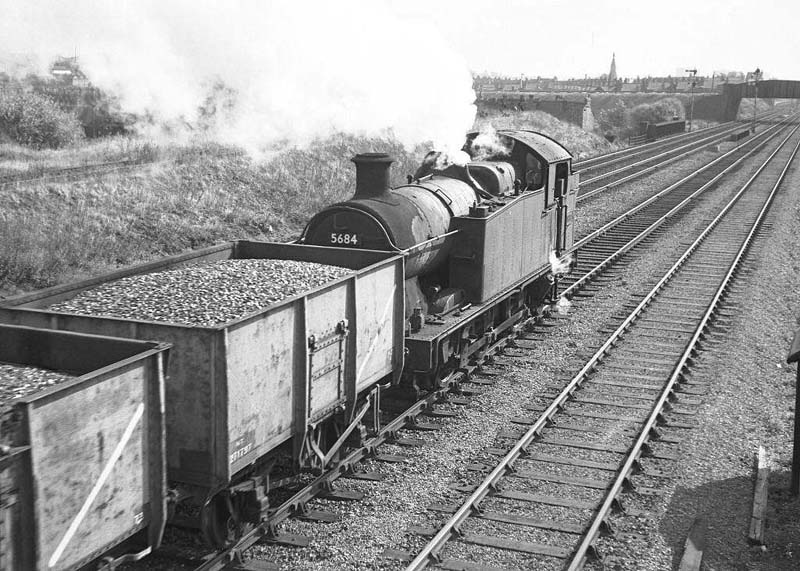 Queens Head Yard: Ex-GWR 56xx Class 2-6-2T No 5684 runs bunker first at ...